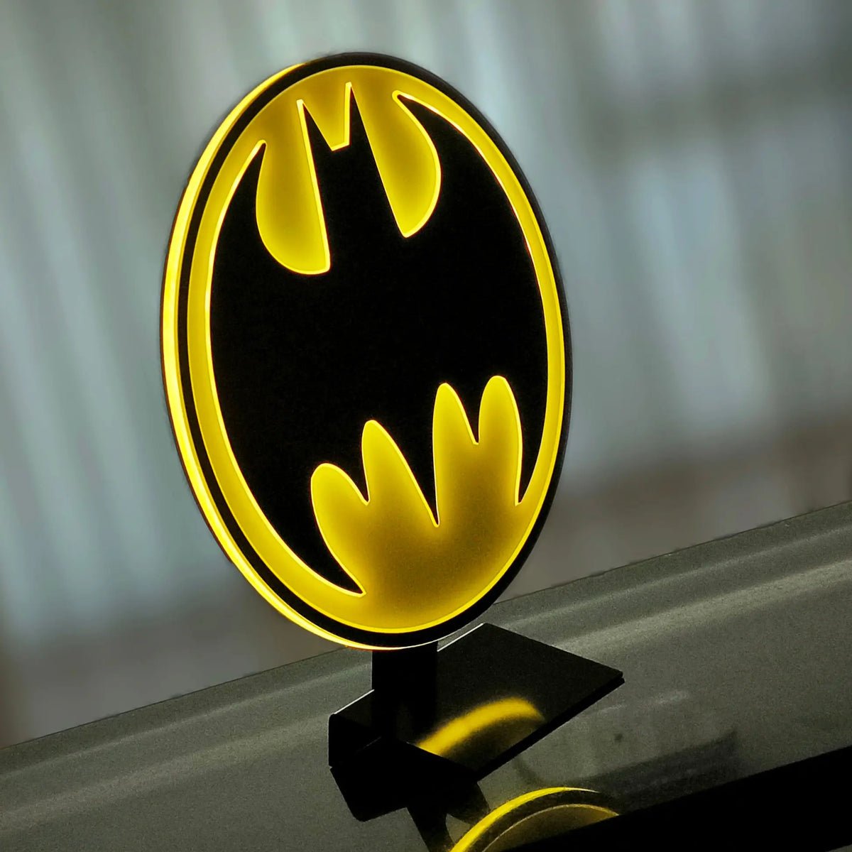 DC Classics - Batman Batsign LED Logo Light - Circular - dcilluminated